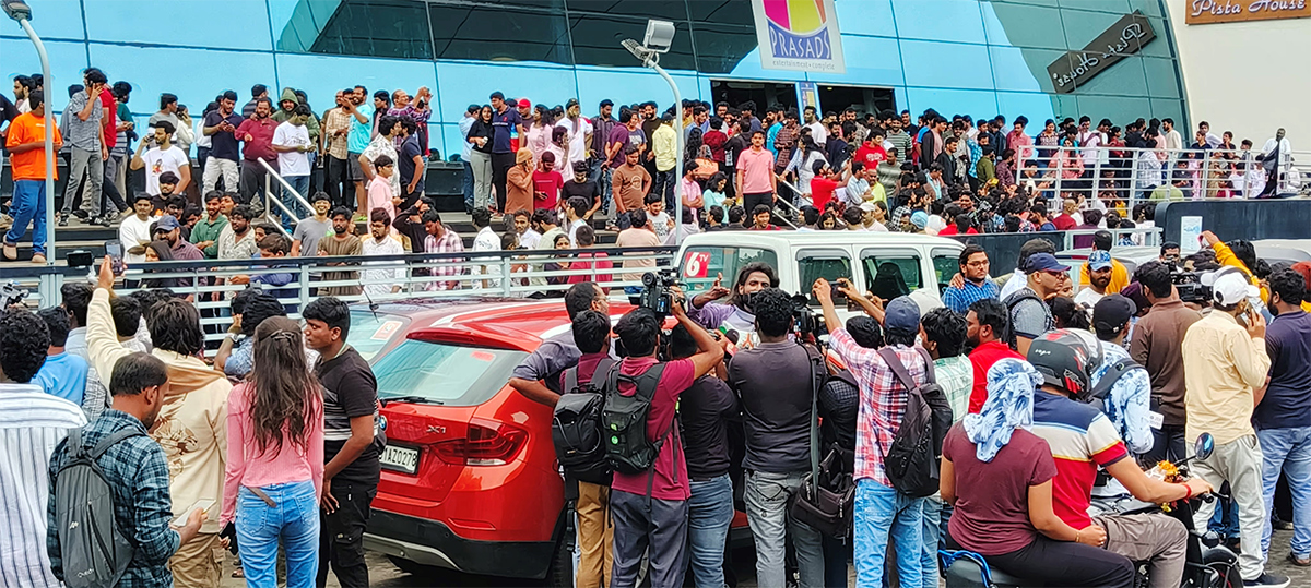 ప్రభాస్ ‘కల్కి’ మూవీ..ప్రసాద్‌ ఐమాక్స్‌ వద్ద ఫ్యాన్స్‌ సందడి (ఫొటోలు ...