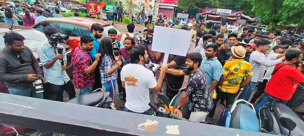 ప్రభాస్ ‘కల్కి’ మూవీ..ప్రసాద్‌ ఐమాక్స్‌ వద్ద ఫ్యాన్స్‌ సందడి (ఫొటోలు ...