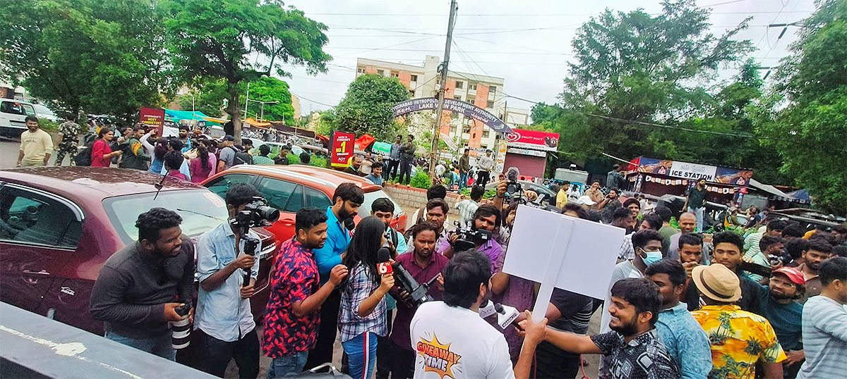 ప్రభాస్ ‘కల్కి’ మూవీ..ప్రసాద్‌ ఐమాక్స్‌ వద్ద ఫ్యాన్స్‌ సందడి (ఫొటోలు ...