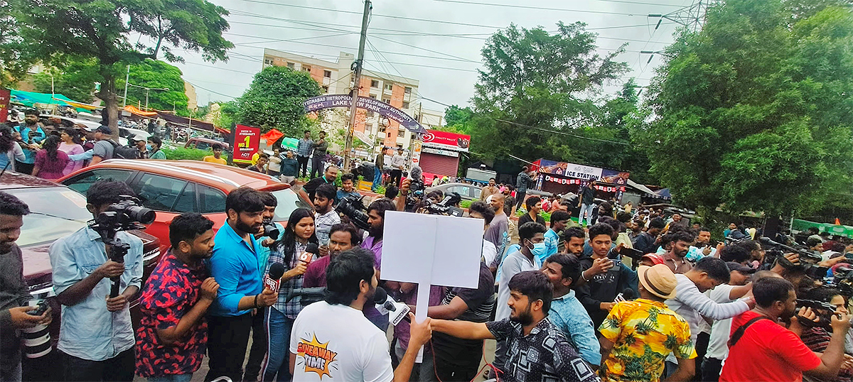 ప్రభాస్ ‘కల్కి’ మూవీ..ప్రసాద్‌ ఐమాక్స్‌ వద్ద ఫ్యాన్స్‌ సందడి (ఫొటోలు ...