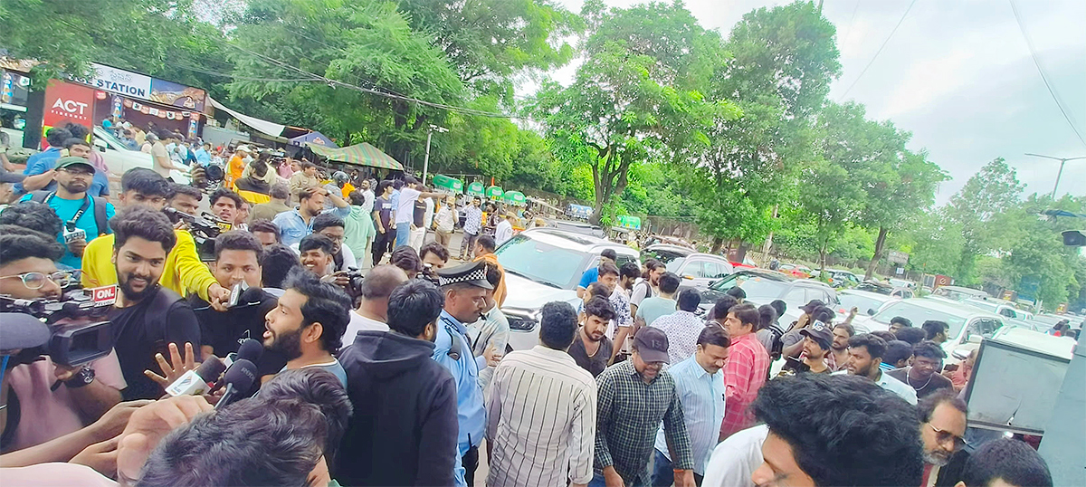 ప్రభాస్ ‘కల్కి’ మూవీ..ప్రసాద్‌ ఐమాక్స్‌ వద్ద ఫ్యాన్స్‌ సందడి (ఫొటోలు ...