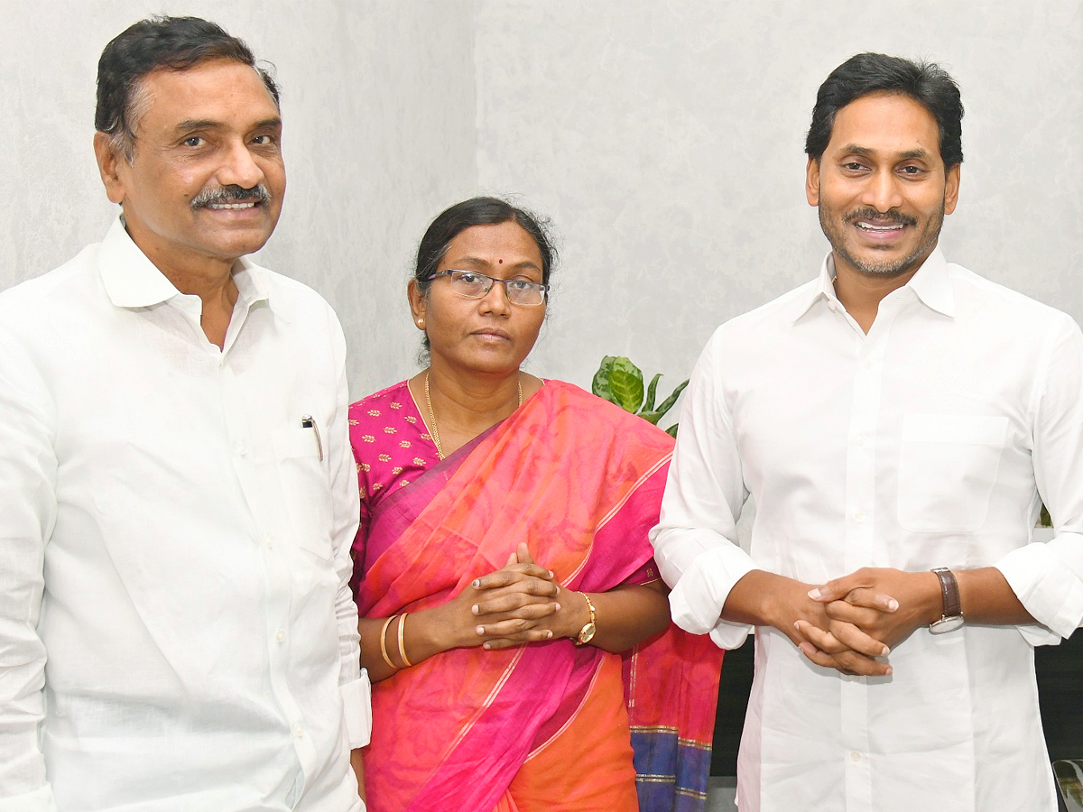 వైఎస్‌ జగన్‌ను కలిసిన వైఎస్సార్‌సీపీ నేతలు (ఫొటోలు) | YSRCP Leaders ...
