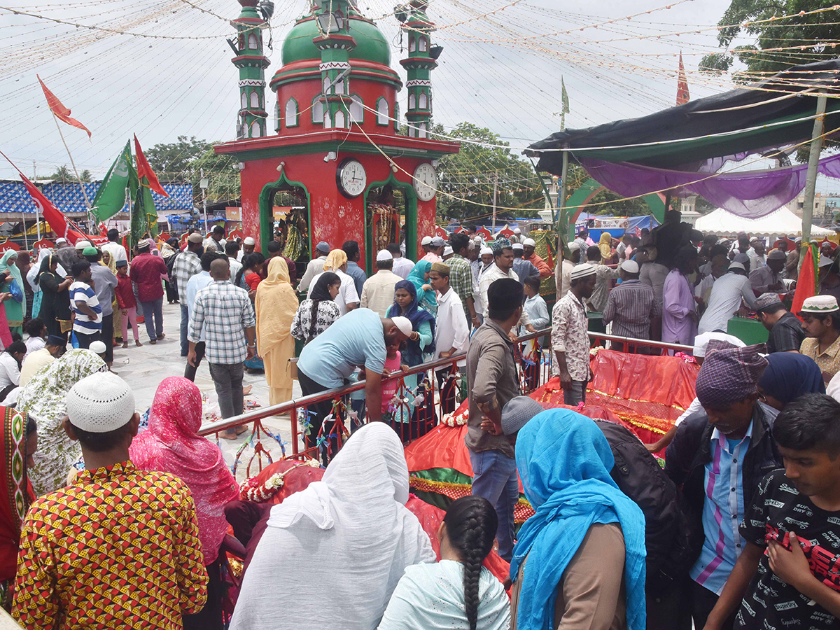 నెల్లూరు : బారాషహీద్ దర్గా వద్ద రొట్టెల పండుగ భక్తుల సందడి (ఫొటోలు ...