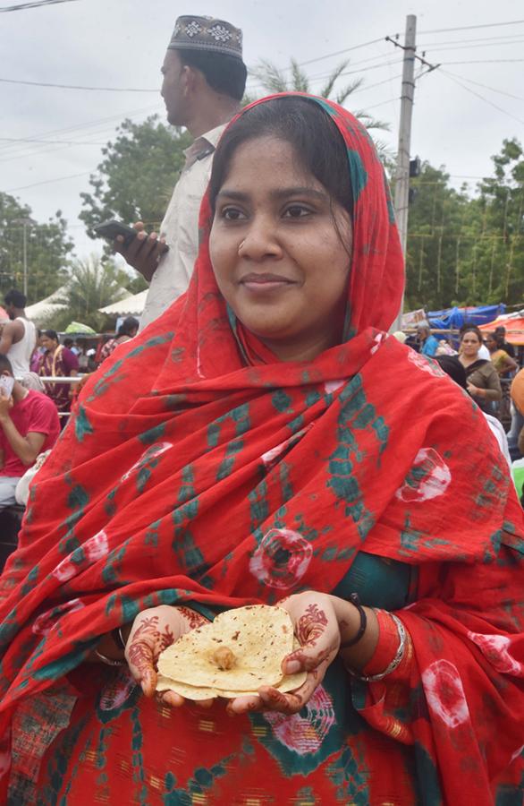 నెల్లూరు : బారాషహీద్ దర్గా వద్ద రొట్టెల పండుగ భక్తుల సందడి (ఫొటోలు ...