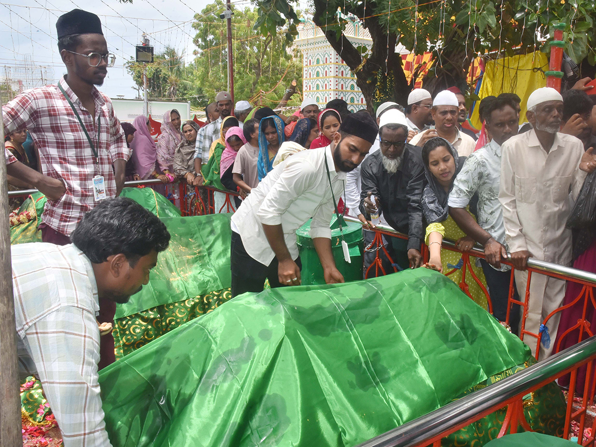 నెల్లూరు : బారాషహీద్ దర్గా వద్ద రొట్టెల పండుగ భక్తుల సందడి (ఫొటోలు ...
