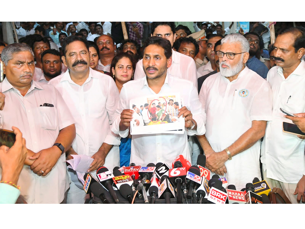 వినుకొండ: రషీద్‌కు కుటుంబానికి వైఎస్‌ జగన్‌ పరామర్శ.. అండగా ఉంటానని ...