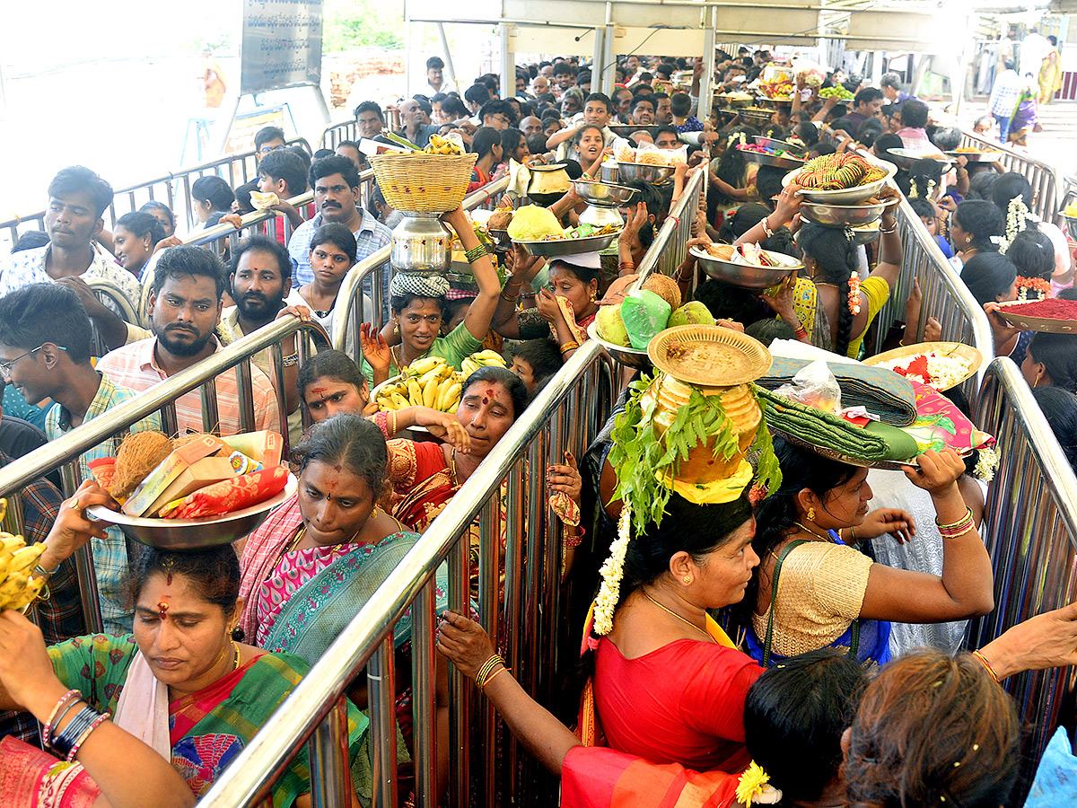 ఇంద్రకీలాద్రి : రికార్డు స్థాయిలో దుర్గమ్మకు సారె సమర్పణ (ఫొటోలు ...