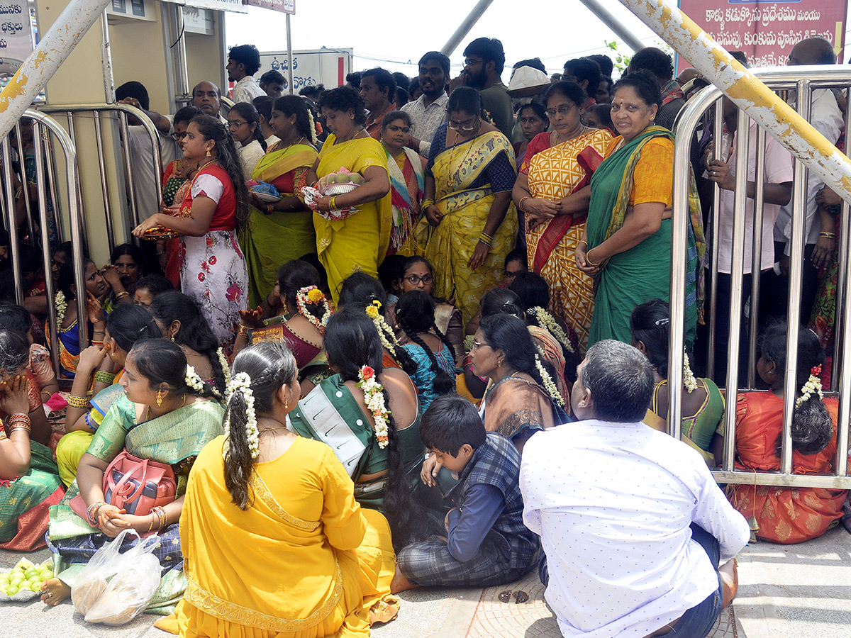 ఇంద్రకీలాద్రి : రికార్డు స్థాయిలో దుర్గమ్మకు సారె సమర్పణ (ఫొటోలు ...