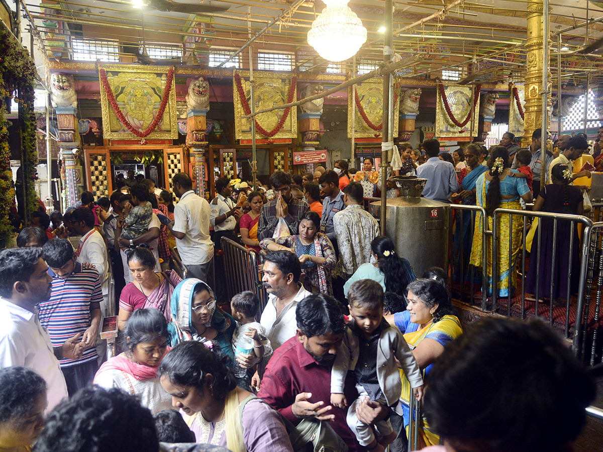 ఇంద్రకీలాద్రి : రికార్డు స్థాయిలో దుర్గమ్మకు సారె సమర్పణ (ఫొటోలు ...