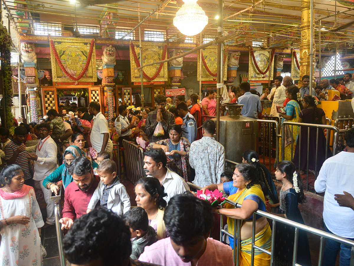 ఇంద్రకీలాద్రి : రికార్డు స్థాయిలో దుర్గమ్మకు సారె సమర్పణ (ఫొటోలు ...