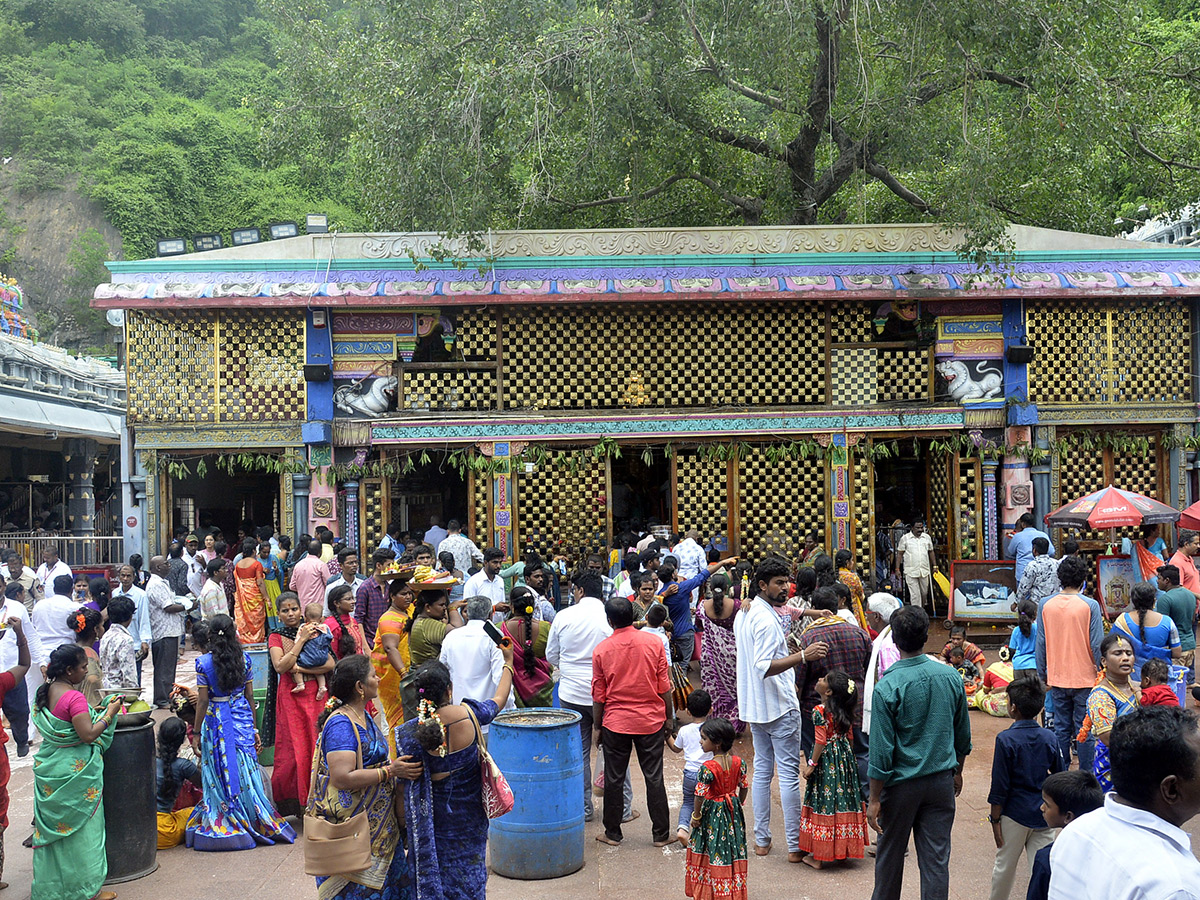ఇంద్రకీలాద్రి : రికార్డు స్థాయిలో దుర్గమ్మకు సారె సమర్పణ (ఫొటోలు ...