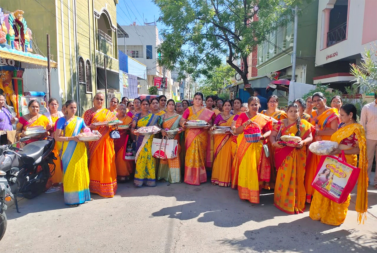 ఇంద్రకీలాద్రిపై వైభవంగా ఆషాఢ మాస సారె మహోత్సవం (ఫొటోలు) | Devotees ...