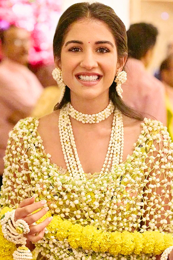 హల్దీ వేడుకలో కుసుమ బాలలా రాధిక (ఫోటోలు) | Radhika Merchant's Floral ...