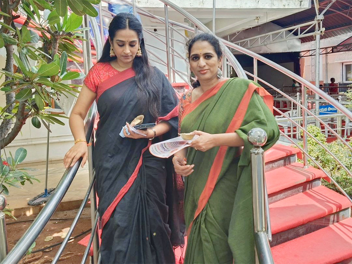 నాగార్జున సాగర్‌ వద్ద హీరోయిన్ లయ సందడి (ఫొటోలు) | Actress Laya Visit ...