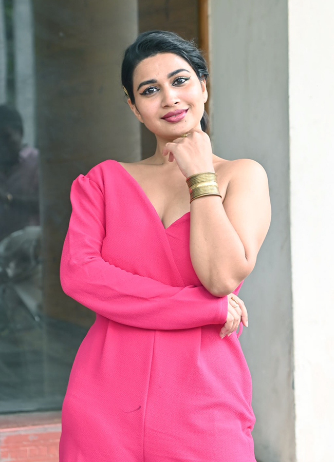 Inaya Sultana : సొగసులు ఒలకబోస్తున్న ఇనయా సుల్తానా..(ఫొటోలు) | Actress ...