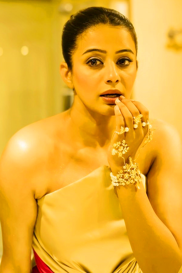 అదిరిపోయే అవుట్‌ఫిట్‌తో ప్రియమణి స్టన్నింగ్స్‌ లుక్స్‌ (ఫోటోలు) | Priya ...