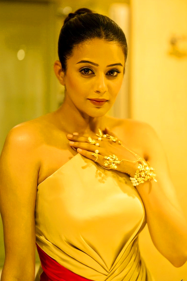 అదిరిపోయే అవుట్‌ఫిట్‌తో ప్రియమణి స్టన్నింగ్స్‌ లుక్స్‌ (ఫోటోలు) | Priya ...