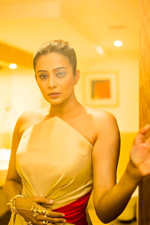 అదిరిపోయే అవుట్‌ఫిట్‌తో ప్రియమణి స్టన్నింగ్స్‌ లుక్స్‌ (ఫోటోలు) | Priya ...