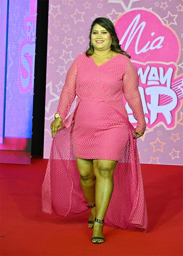 మియా బై తనిష్క్‌ ఫ్యాషన్‌ ర్యాంప్‌పై మహిళల తళుక్కులు..(ఫొటోలు ...