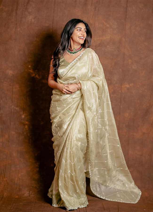 క్యూట్ ఎక్స్ప్రెషన్స్ తో అందరిని ఫిదా చేసిన సుప్రీత ...(ఫోటోలు ...