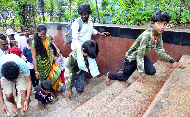 భక్తులతో కిటకిటలాడిన అలిపిరి (ఫొటోలు) | Huge Rush Of Devotees In ...