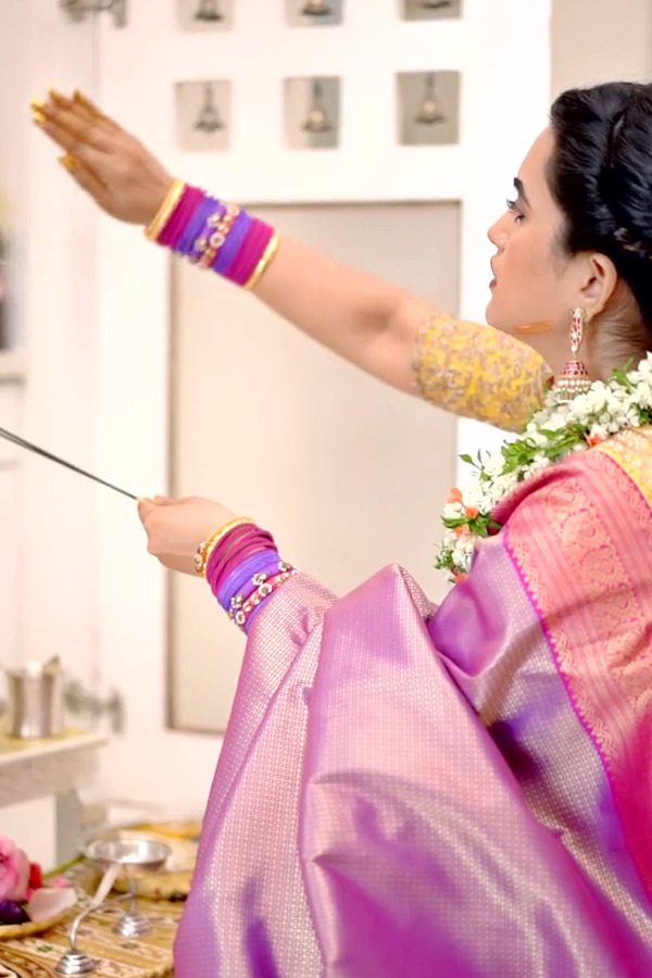 sravanthi_chokarapu: స్వర్ణగౌరి పూజ.. మహాలక్ష్మిలా మెరిసిపోతున్న యాంకర్ ...