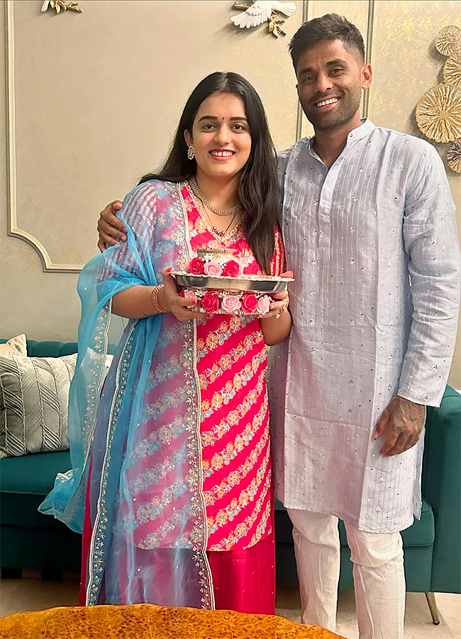 టీమిండియా కెప్టెన్‌ ఇంట కర్వా చౌత్‌ వేడుకలు (ఫొటోలు) | Suryakumar Yadav ...