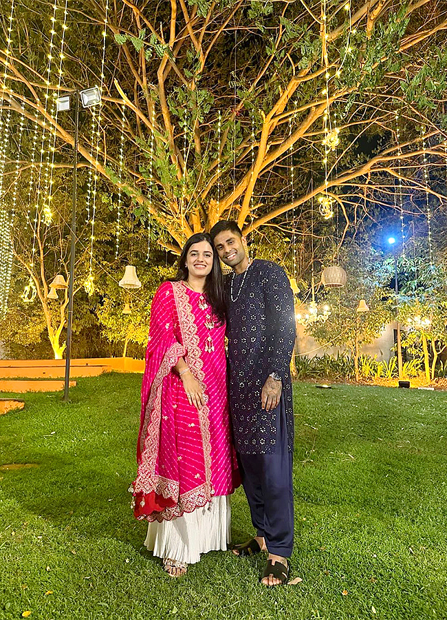 టీమిండియా కెప్టెన్‌ ఇంట కర్వా చౌత్‌ వేడుకలు (ఫొటోలు) | Suryakumar Yadav ...