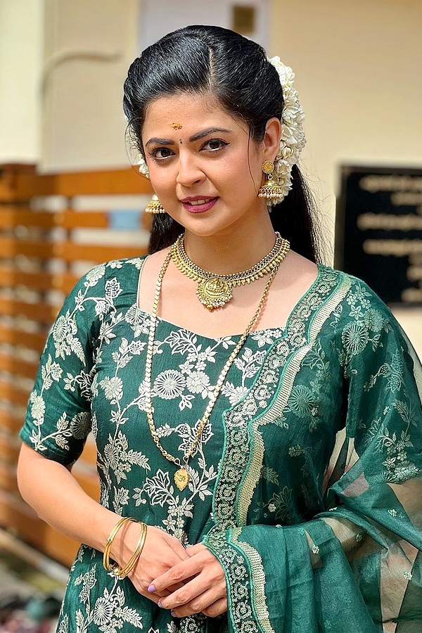 Mansi Joshi: 'దేవత' సీరియల్‌ నటి నిశ్చితార్థం (ఫోటోలు) | Devatha Serial ...