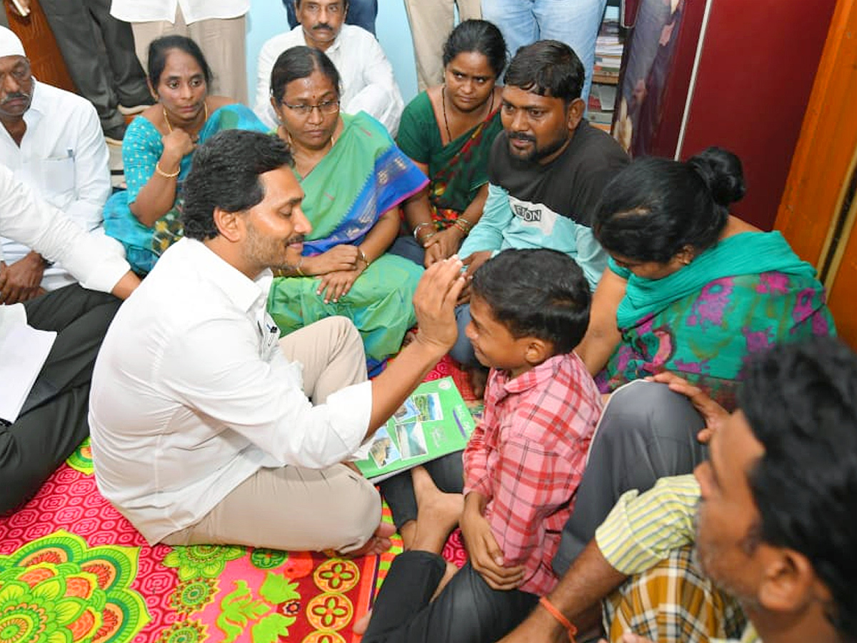 బద్వేల్‌: బాలిక కుటుంబానికి వైఎస్‌ జగన్‌ ఓదార్పు (ఫొటోలు) | YS Jagan ...
