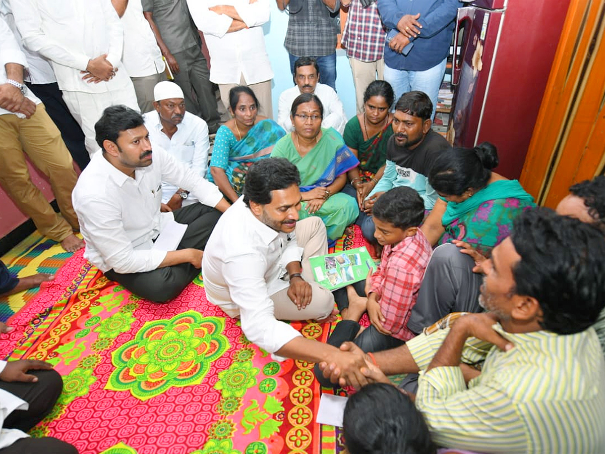 బద్వేల్‌: బాలిక కుటుంబానికి వైఎస్‌ జగన్‌ ఓదార్పు (ఫొటోలు) | YS Jagan ...