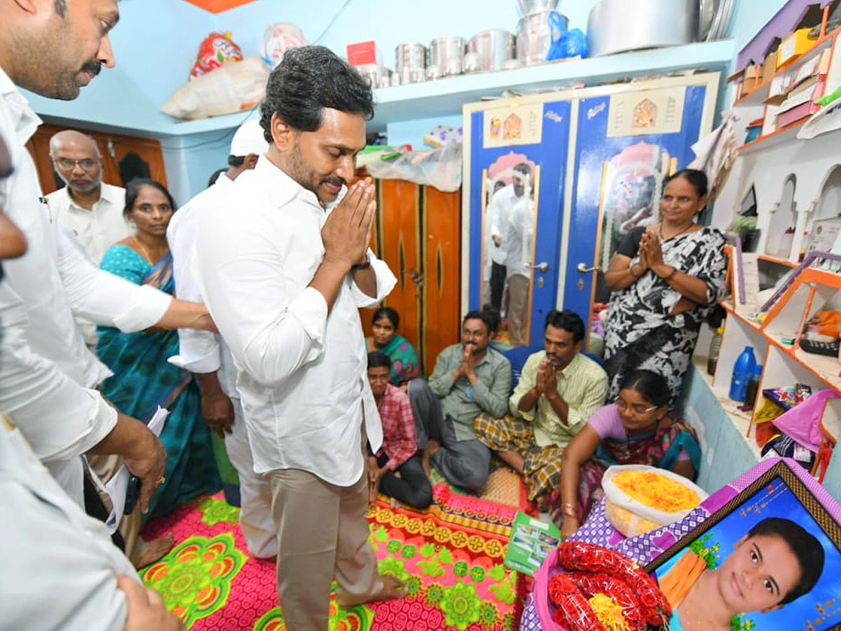 బద్వేల్‌: బాలిక కుటుంబానికి వైఎస్‌ జగన్‌ ఓదార్పు (ఫొటోలు) | YS Jagan ...
