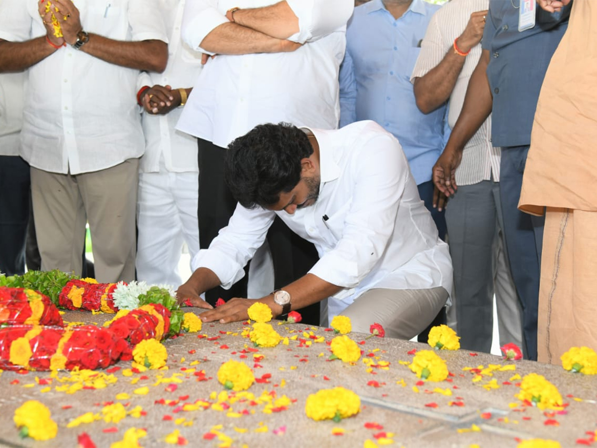 ఇడుపులపాయలో వైఎస్‌ జగన్‌ (ఫొటోలు) | YS Jagan Pays Tribute To Dr YS ...