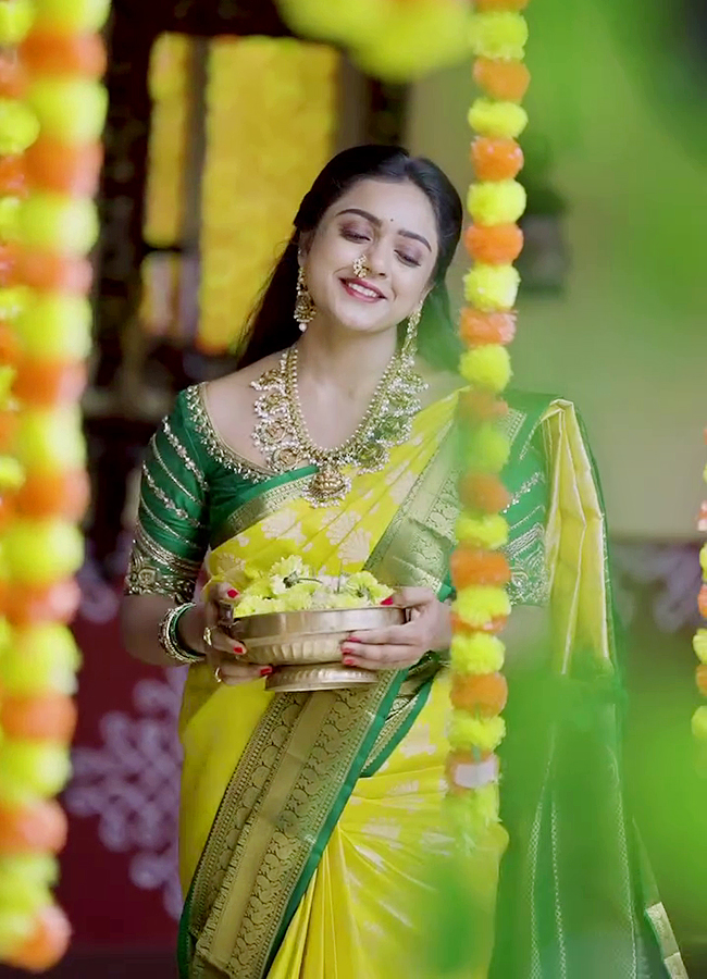 నవరాత్రికి కొలువుదీరిన ‘అమ్మ’: నటి భక్తి పారవశ్యం (ఫొటోలు) | Actress ...