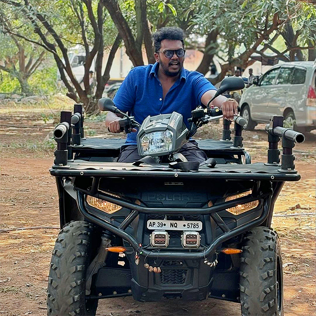 నటితో టాలీవుడ్ డైరెక్టర్ ప్రేమ పెళ్లి.. గ్రాండ్‌గా ఎంగేజ్‌మెంట్ ...