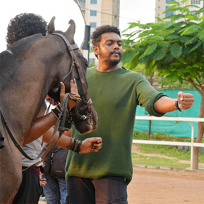 నటితో టాలీవుడ్ డైరెక్టర్ ప్రేమ పెళ్లి.. గ్రాండ్‌గా ఎంగేజ్‌మెంట్ ...