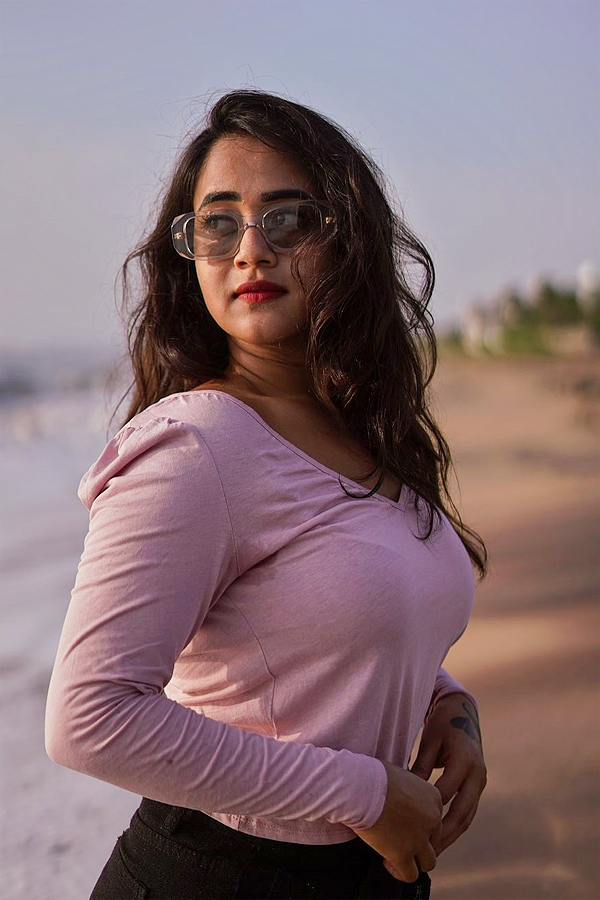 బీచ్‌ ఒ‍డ్డున దీప్తి సునైనా అందాల వల.. పడిపోతారేమో జాగ్రత్త!? (ఫొటోలు ...