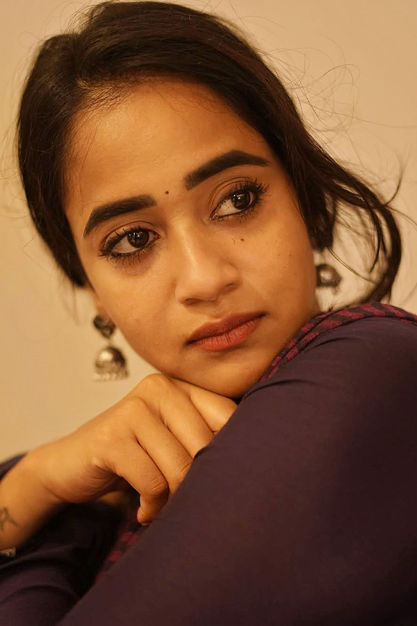 అక్కడ టాటూ చూపిస్తూ స్టన్నింగ్ పోజులు ఇచ్చిన దీప్తి సునైనా (ఫోటోలు ...