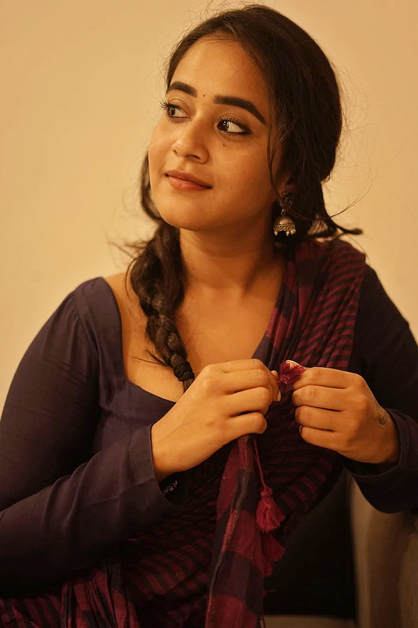 అక్కడ టాటూ చూపిస్తూ స్టన్నింగ్ పోజులు ఇచ్చిన దీప్తి సునైనా (ఫోటోలు ...