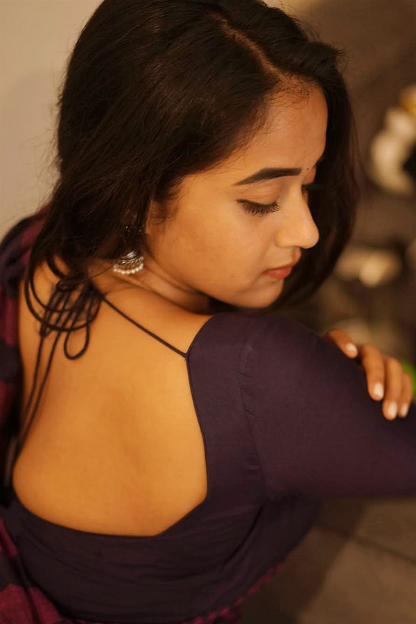 అక్కడ టాటూ చూపిస్తూ స్టన్నింగ్ పోజులు ఇచ్చిన దీప్తి సునైనా (ఫోటోలు ...