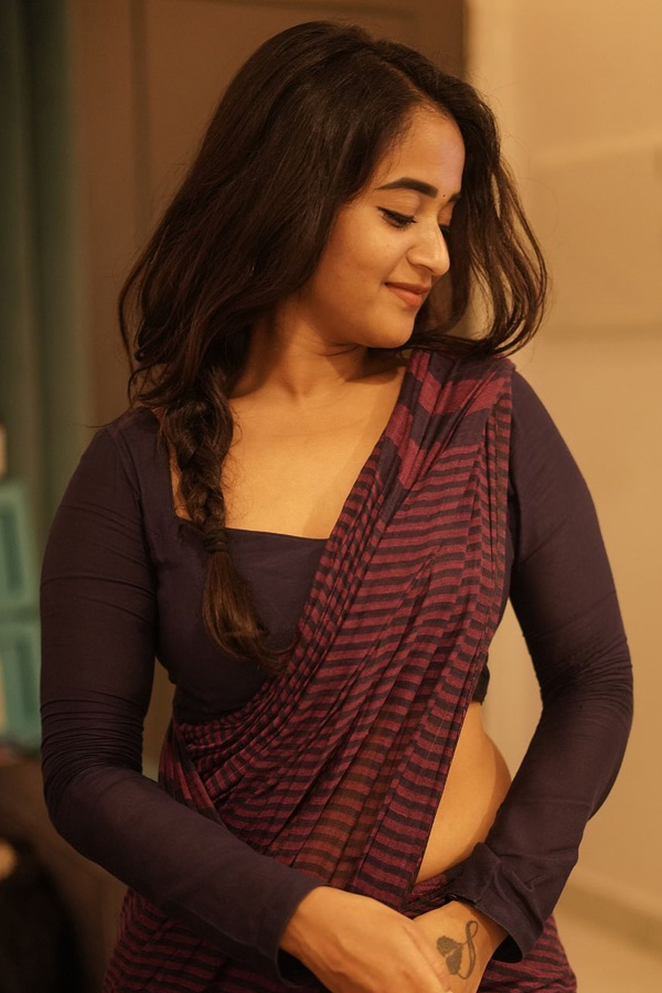 అక్కడ టాటూ చూపిస్తూ స్టన్నింగ్ పోజులు ఇచ్చిన దీప్తి సునైనా (ఫోటోలు ...