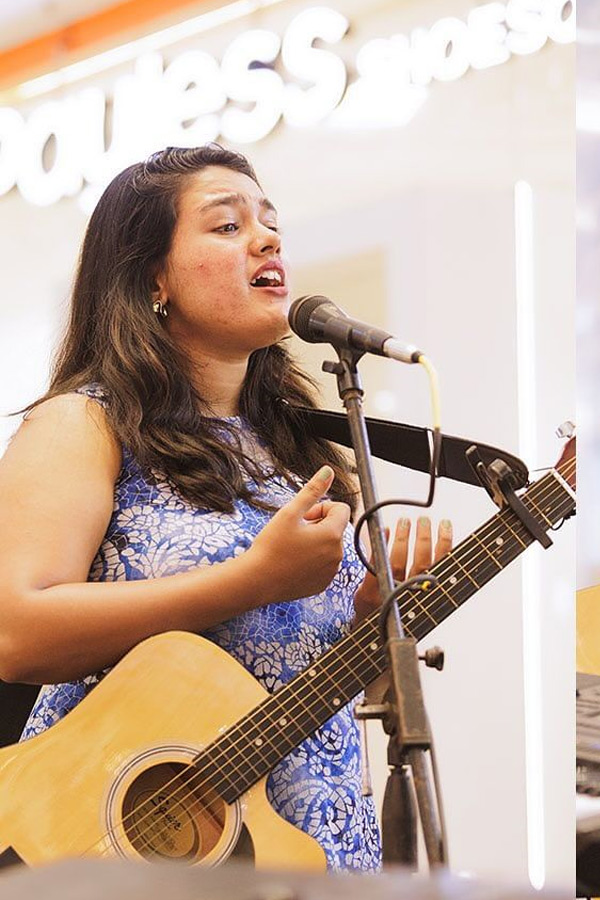 'కిస్సిక్' సాంగ్ పాడింది ఈమెనే.. ఇన్ స్టాలో రీల్స్ నుంచి సినిమా పాటల ...