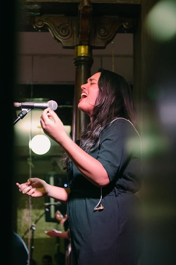 'కిస్సిక్' సాంగ్ పాడింది ఈమెనే.. ఇన్ స్టాలో రీల్స్ నుంచి సినిమా పాటల ...