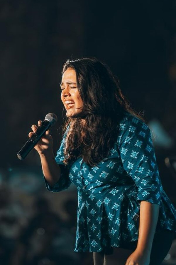 'కిస్సిక్' సాంగ్ పాడింది ఈమెనే.. ఇన్ స్టాలో రీల్స్ నుంచి సినిమా పాటల ...