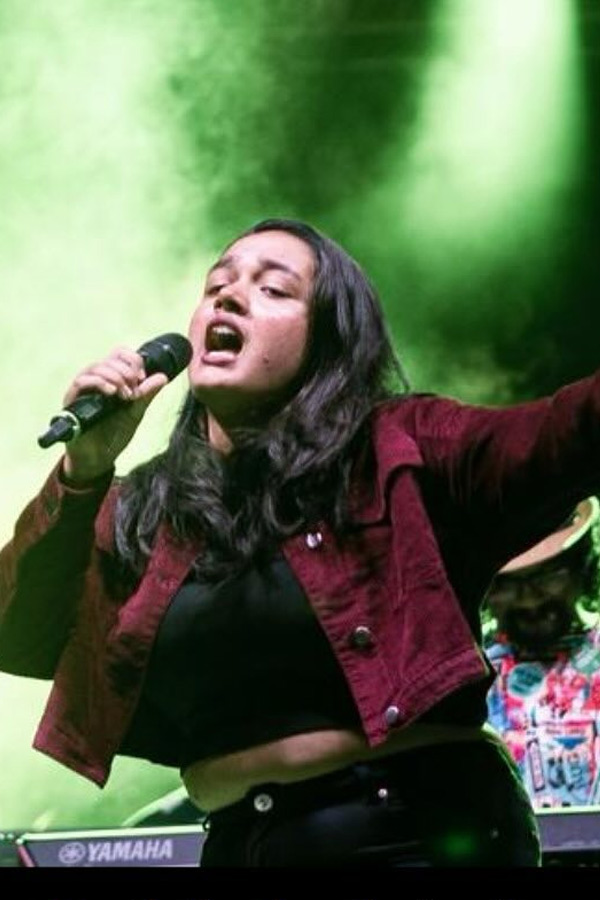 'కిస్సిక్' సాంగ్ పాడింది ఈమెనే.. ఇన్ స్టాలో రీల్స్ నుంచి సినిమా పాటల ...