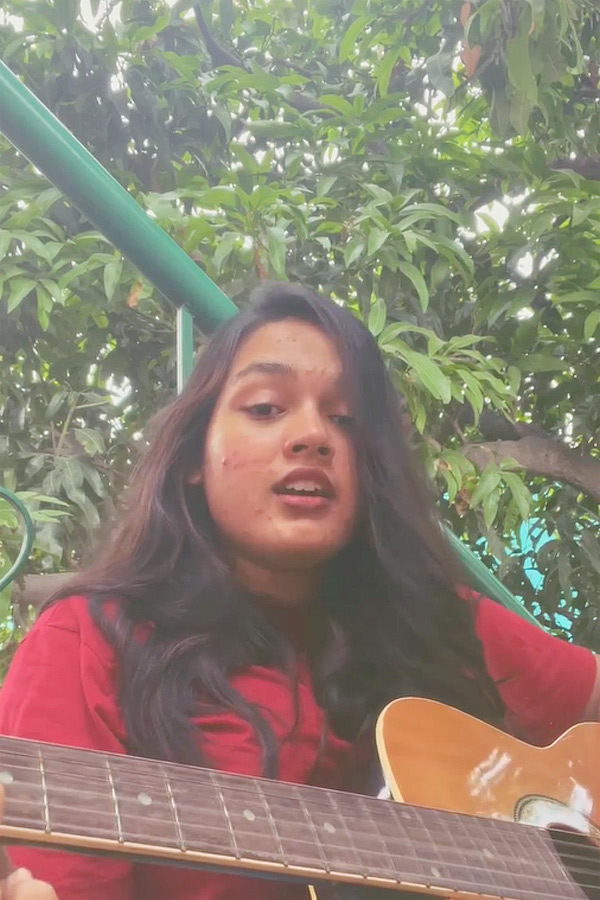 'కిస్సిక్' సాంగ్ పాడింది ఈమెనే.. ఇన్ స్టాలో రీల్స్ నుంచి సినిమా పాటల ...