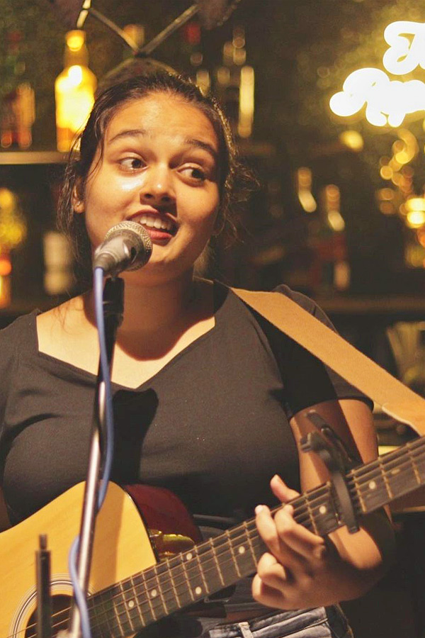 'కిస్సిక్' సాంగ్ పాడింది ఈమెనే.. ఇన్ స్టాలో రీల్స్ నుంచి సినిమా పాటల ...