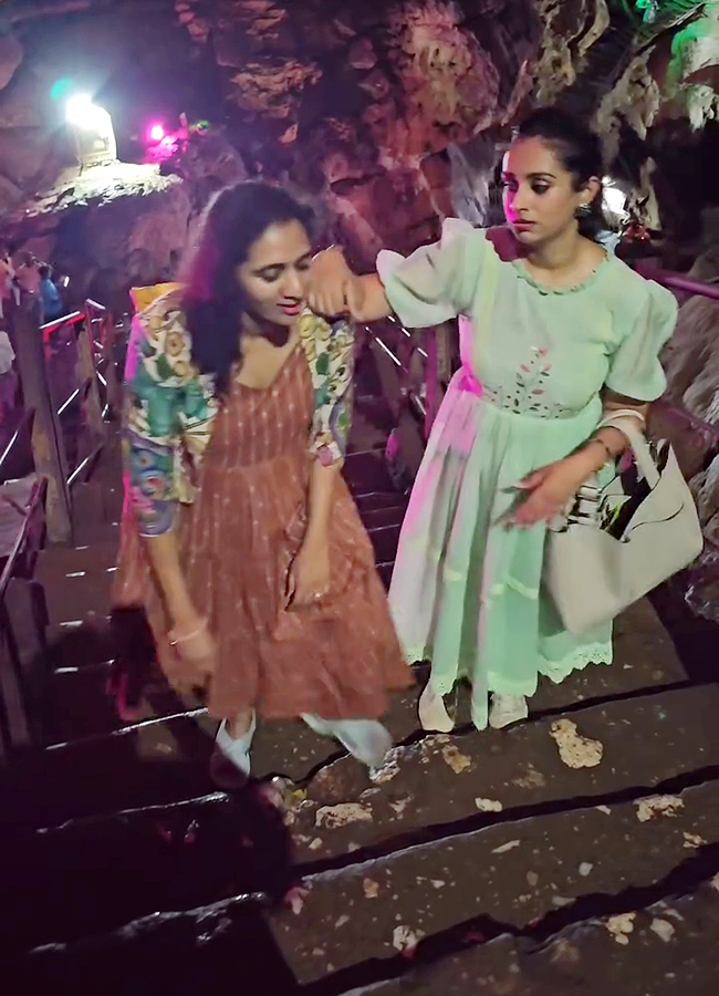 బొర్రా గుహల్లో చిల్ అవుతున్న హీరోయిన్ లయ (ఫొటోలు) | Actress Laya Gorty ...