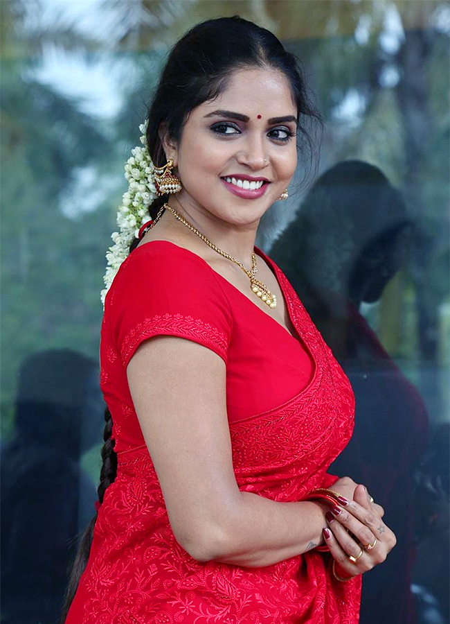 ‘ఎర్ర చీర’ ట్రైలర్ ఈవెంట్ లో మెరిసిన హీరోయిన్ కారుణ్య చౌదరి (ఫొటోలు ...