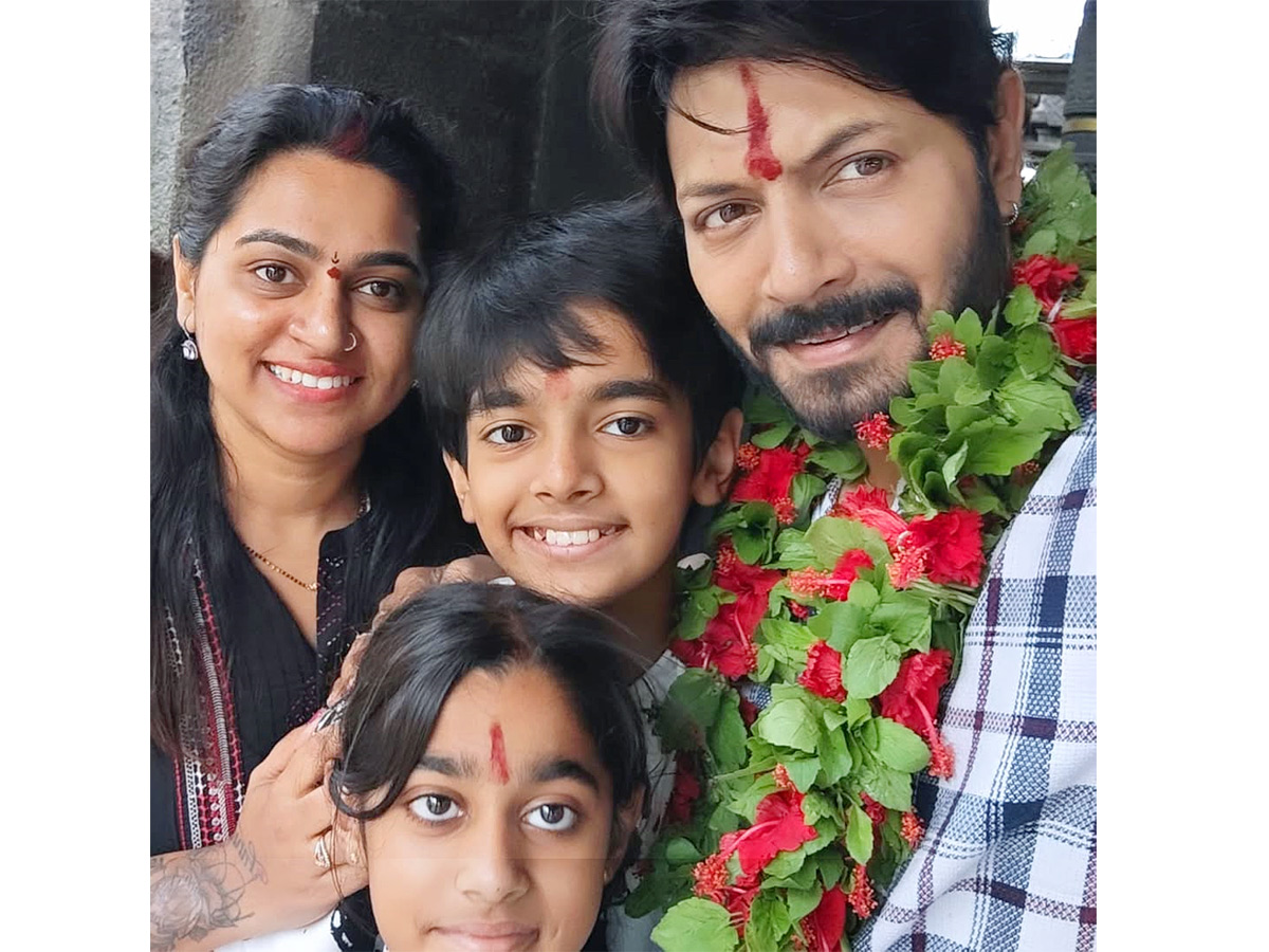 కుటుంబ సమేతంగా సింహాచలం అప్పన్నను దర్శించుకున్న బిగ్‌బాస్‌ విన్నర్ ...